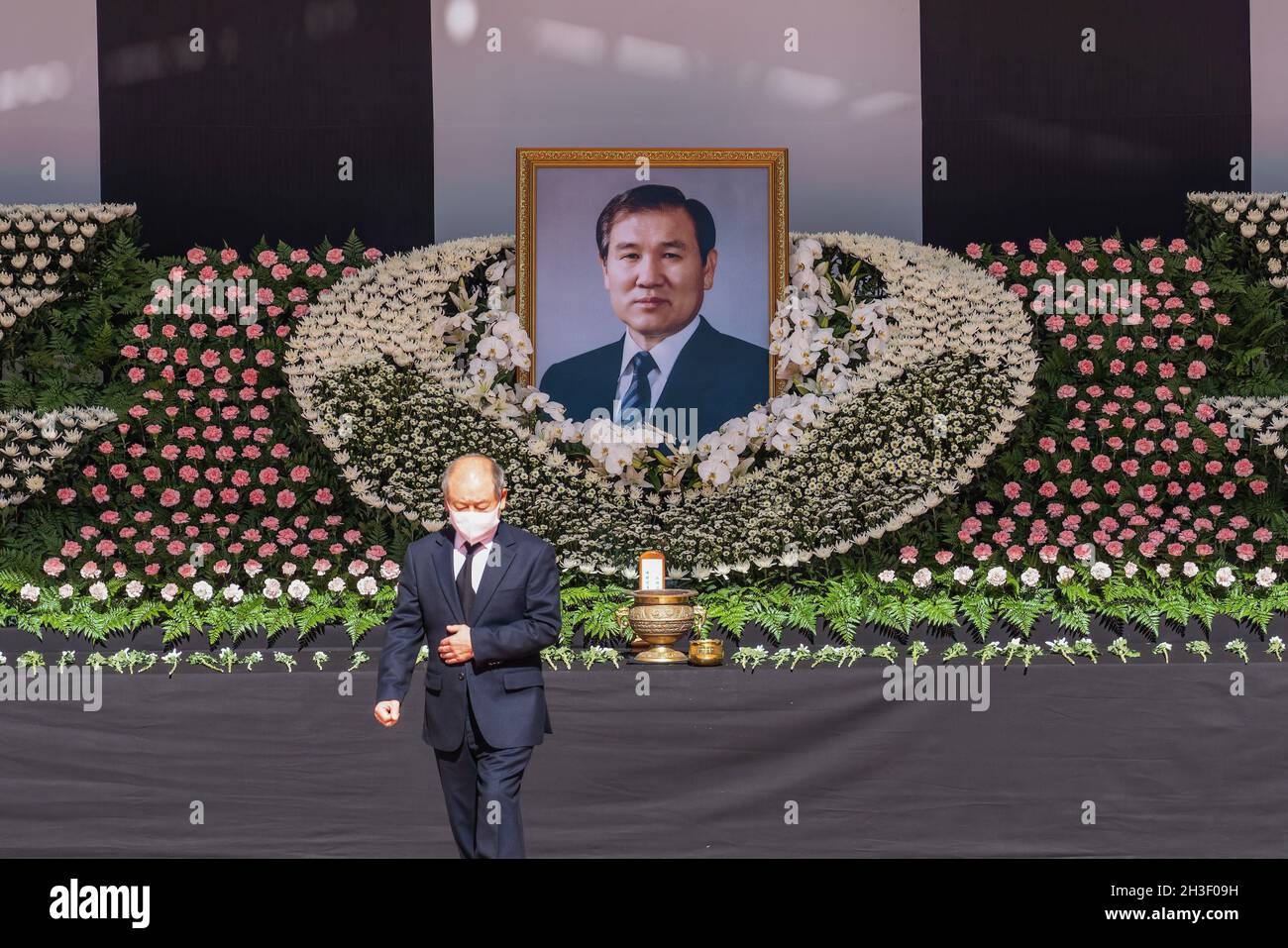 Seoul, South Korea. 28th Oct, 2021. A mourner seen leaving after paying ...