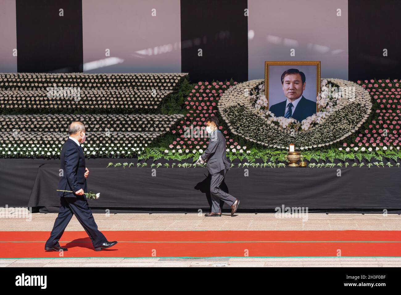Seoul, South Korea. 28th Oct, 2021. A mourner walks into a memorial ...