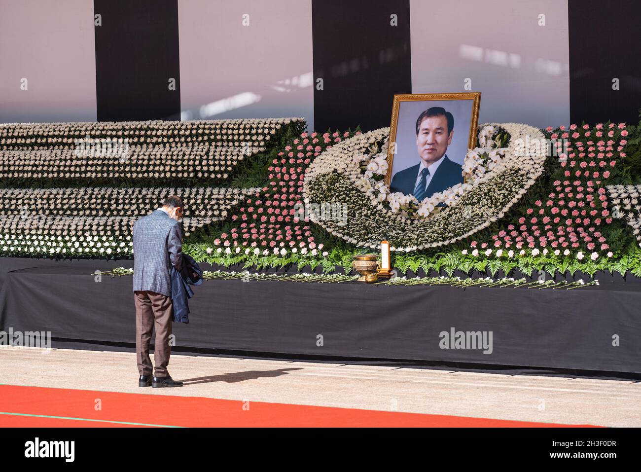 Seoul, South Korea. 28th Oct, 2021. A mourner pays tribute to late ...