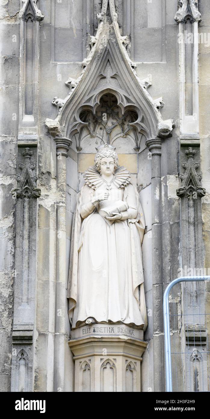Statue of Queen Elizabeth I above the west door at Canterbury cathedral ...