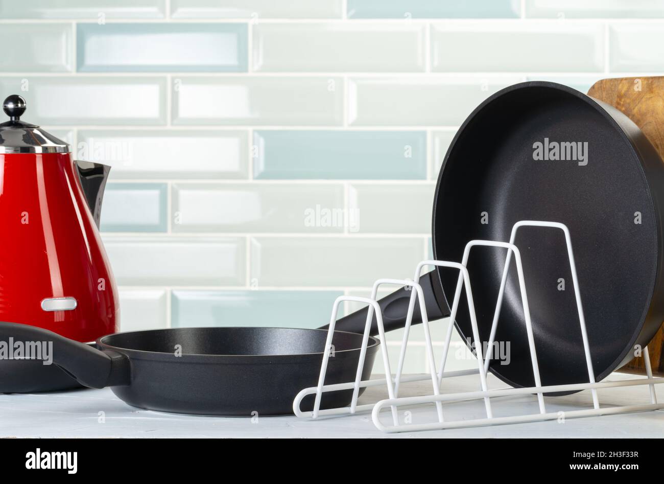 Clean and dry cooking pans on a kitchen counter Stock Photo - Alamy