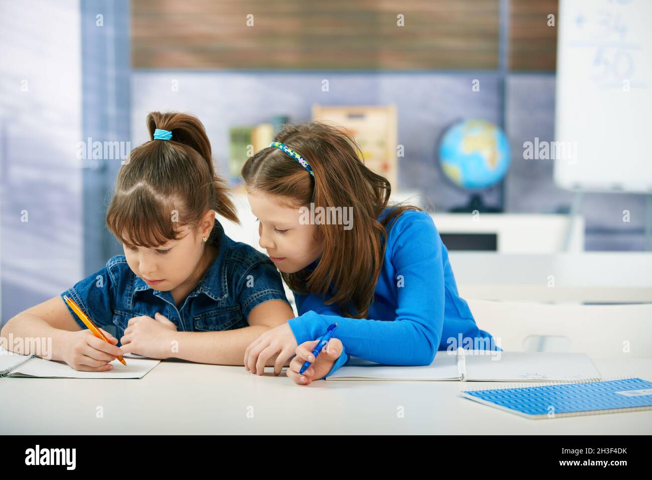 Children in elementary school classroom Stock Photo - Alamy