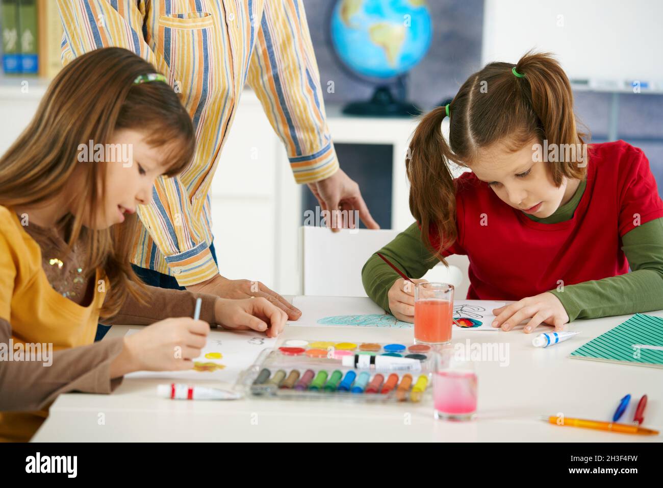 Children painting in art class at elementary school Stock Photo - Alamy