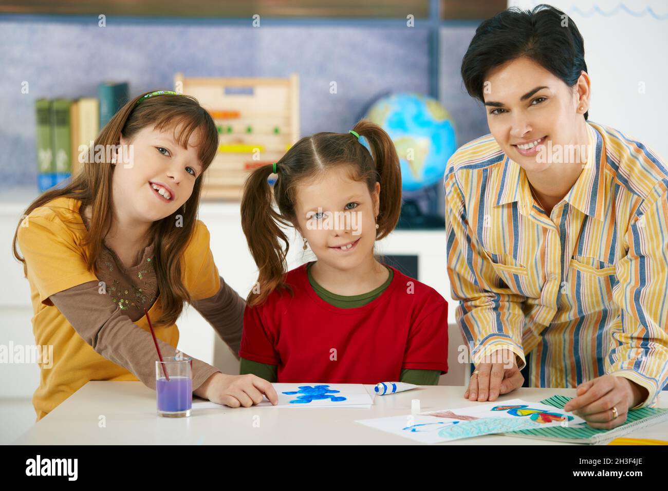 Children drawing in primary hi-res stock photography and images - Alamy