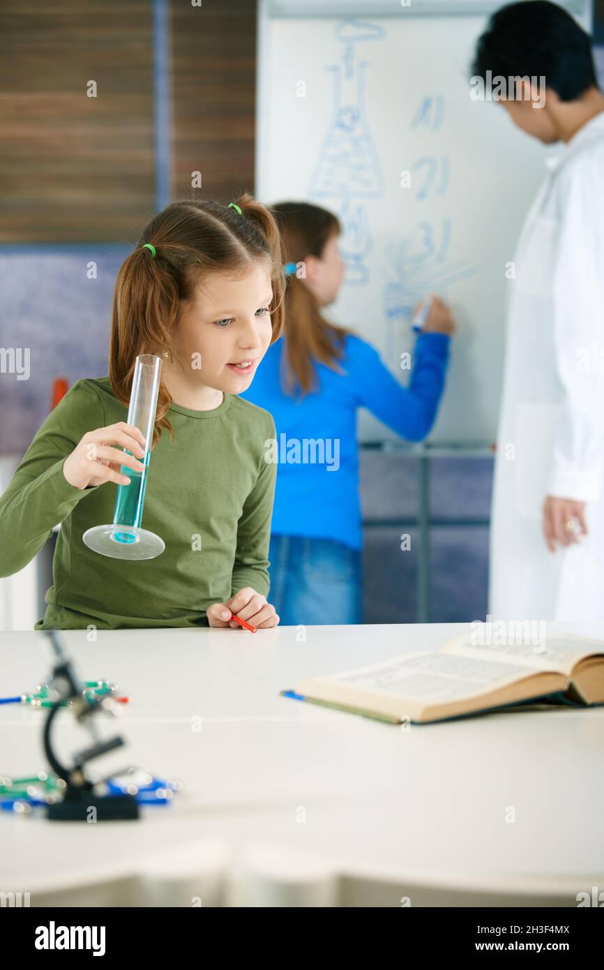Children science hi-res stock photography and images - Alamy
