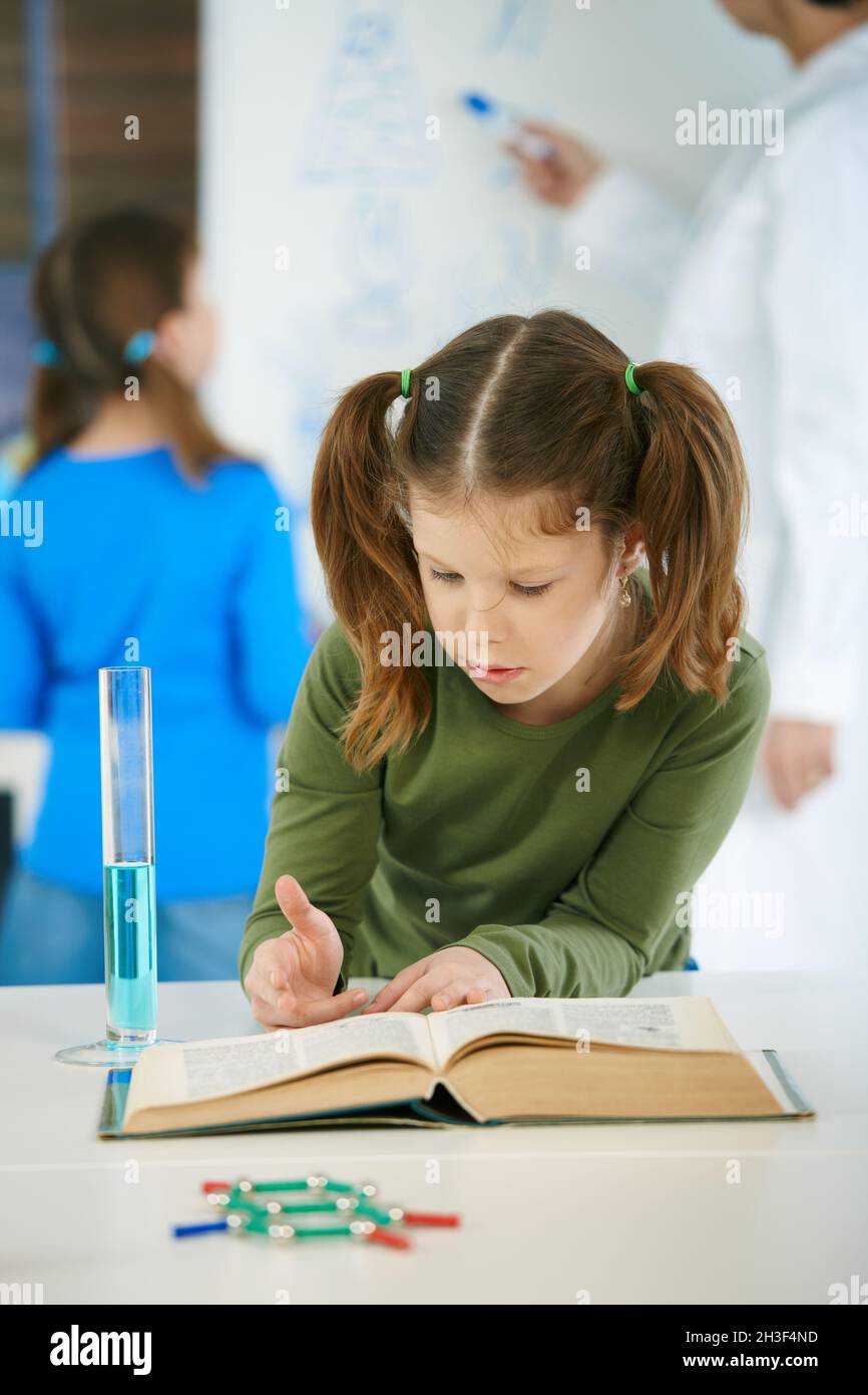 Science class at elementary school Stock Photo - Alamy