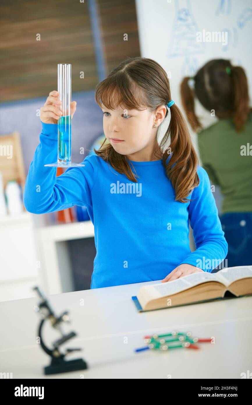 Science class at primary school Stock Photo - Alamy