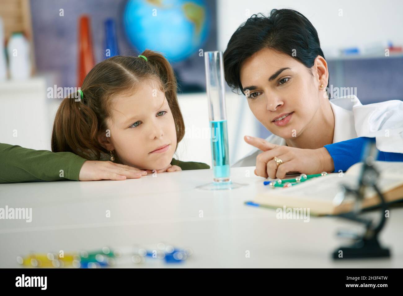 Chemistry class hi-res stock photography and images - Alamy