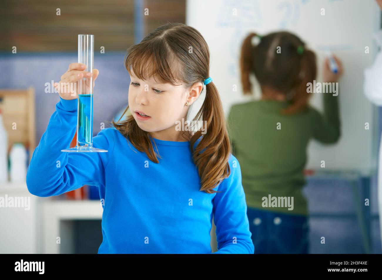 Science class at primary school Stock Photo - Alamy