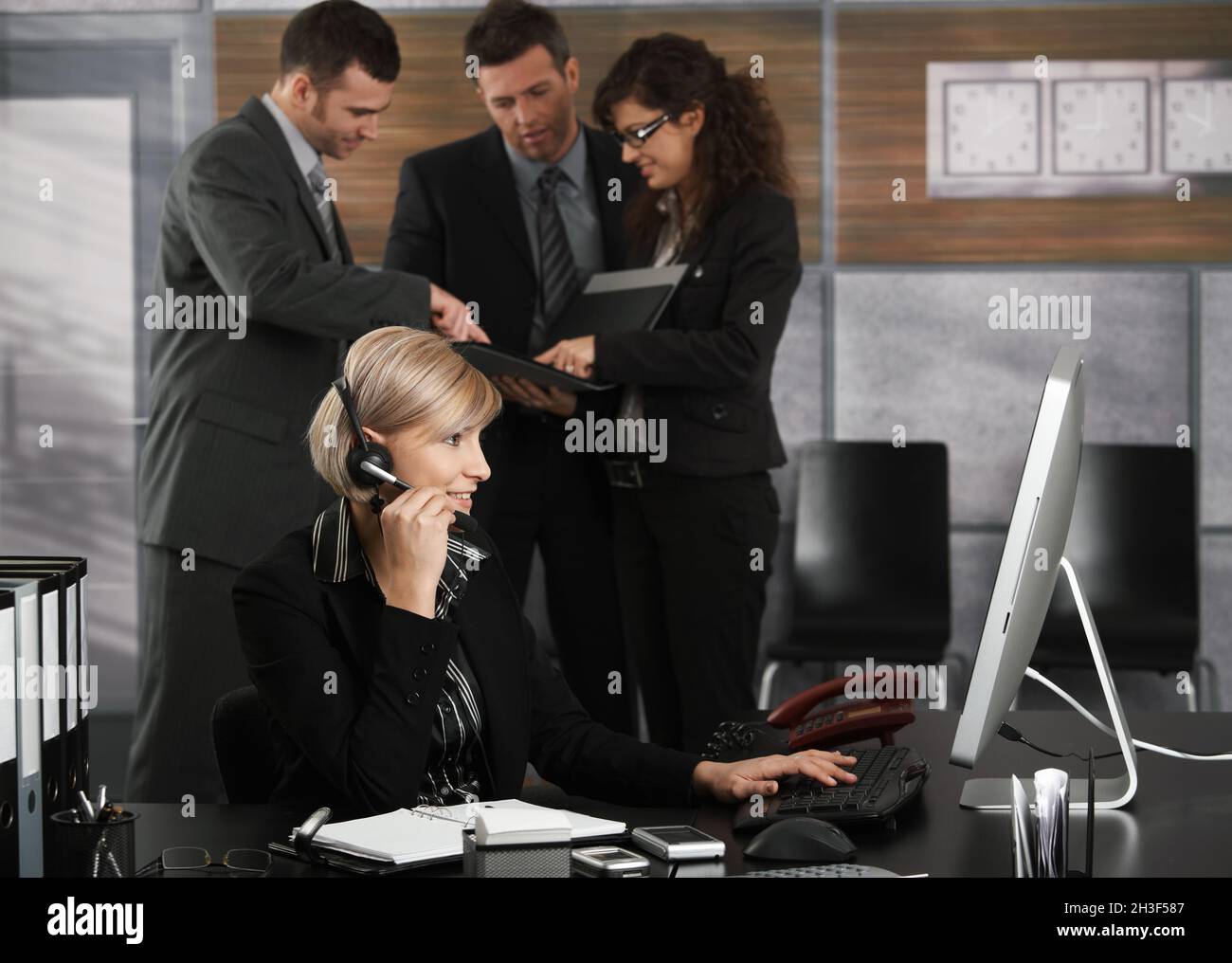 Receptionist at desk headset hi-res stock photography and images - Alamy