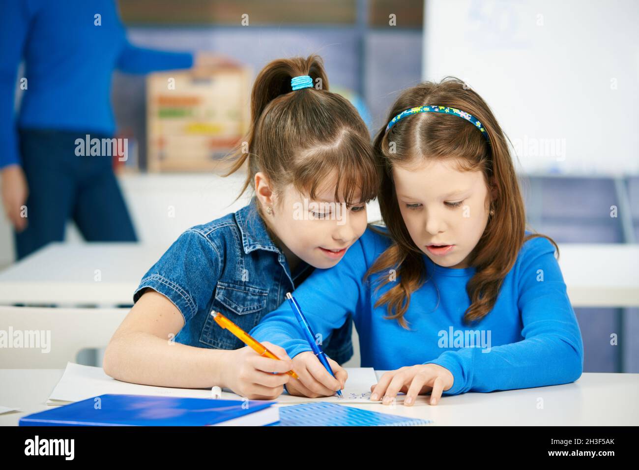 Elementary school kids working together hi-res stock photography and ...