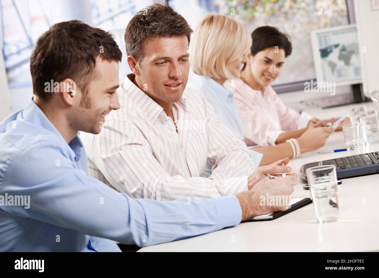 Four people talking hi-res stock photography and images - Alamy