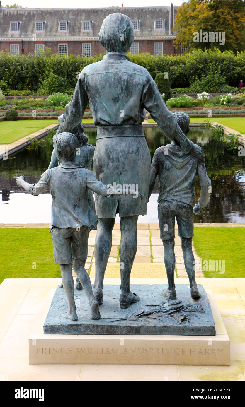 Princess diana statue kensington hi-res stock photography and images ...
