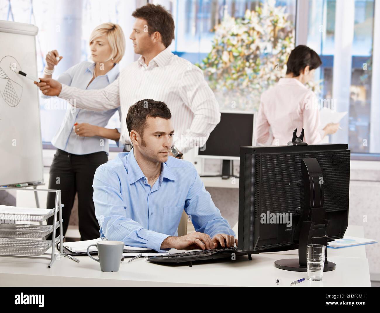 Office life - business people working Stock Photo - Alamy