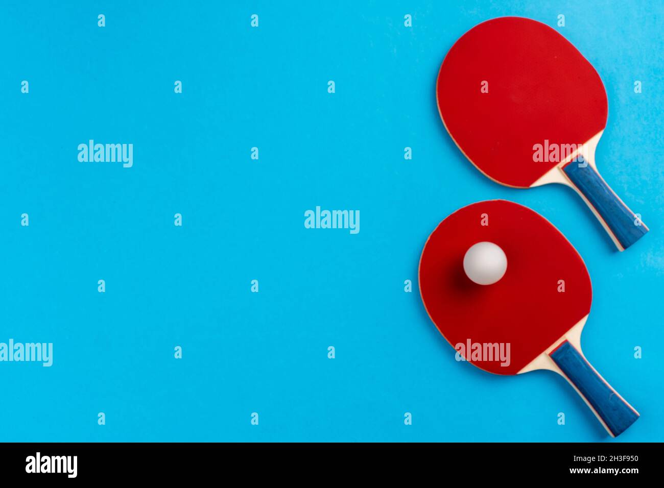 Ping pong racket and ball on blue background Stock Photo - Alamy