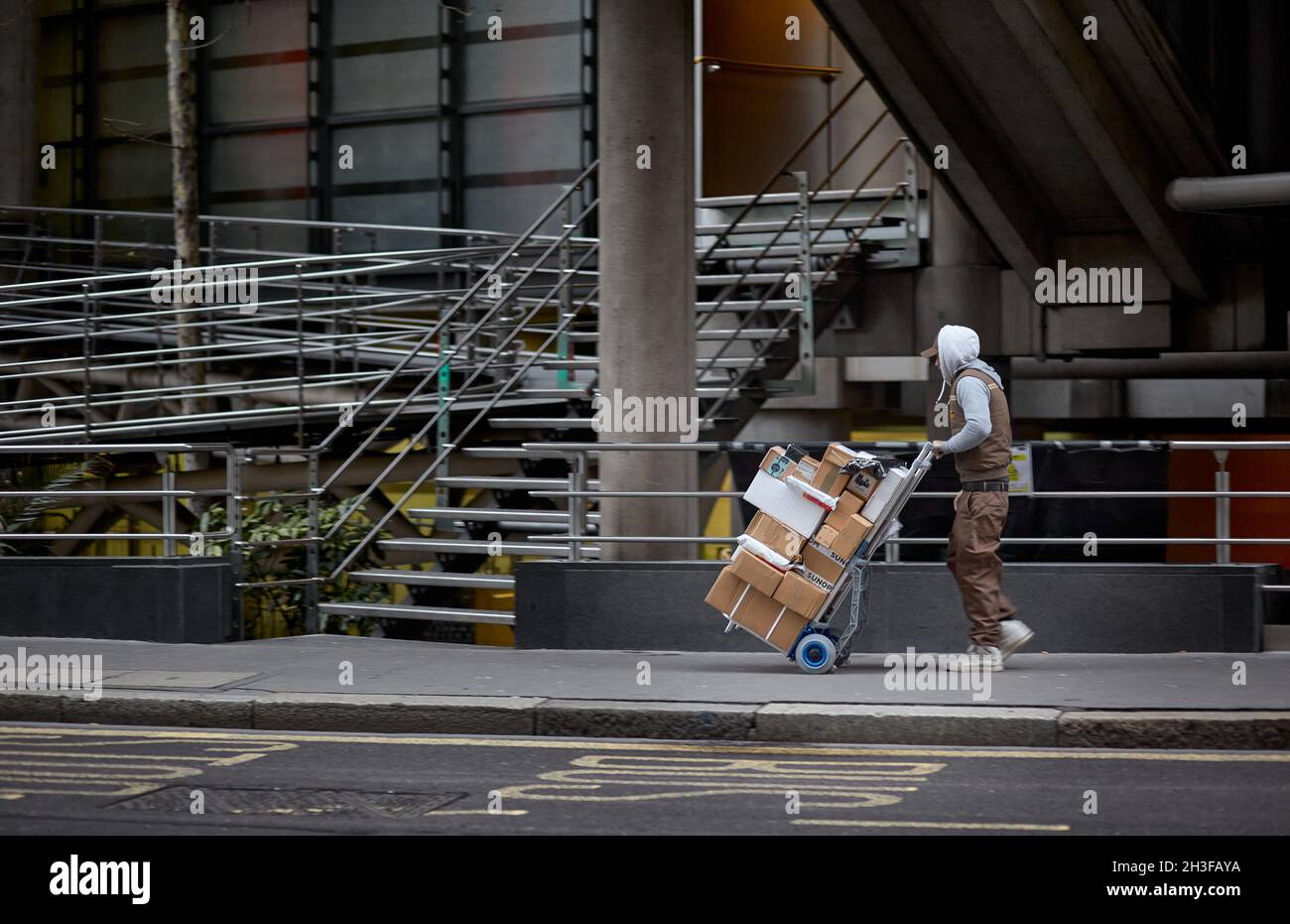 Ups delivery london hi-res stock photography and images - Alamy