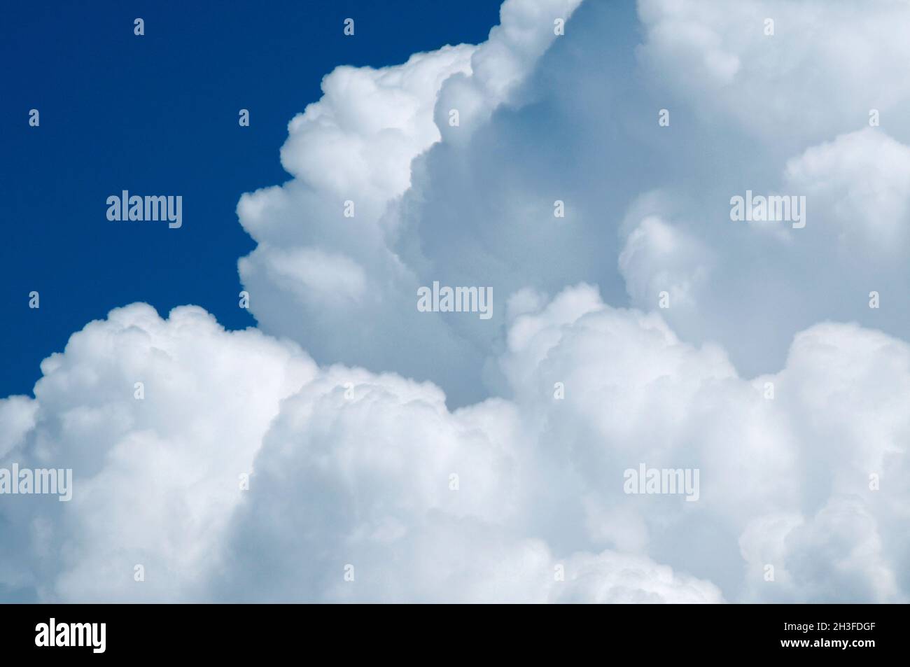 Huge cumulus hi-res stock photography and images - Alamy