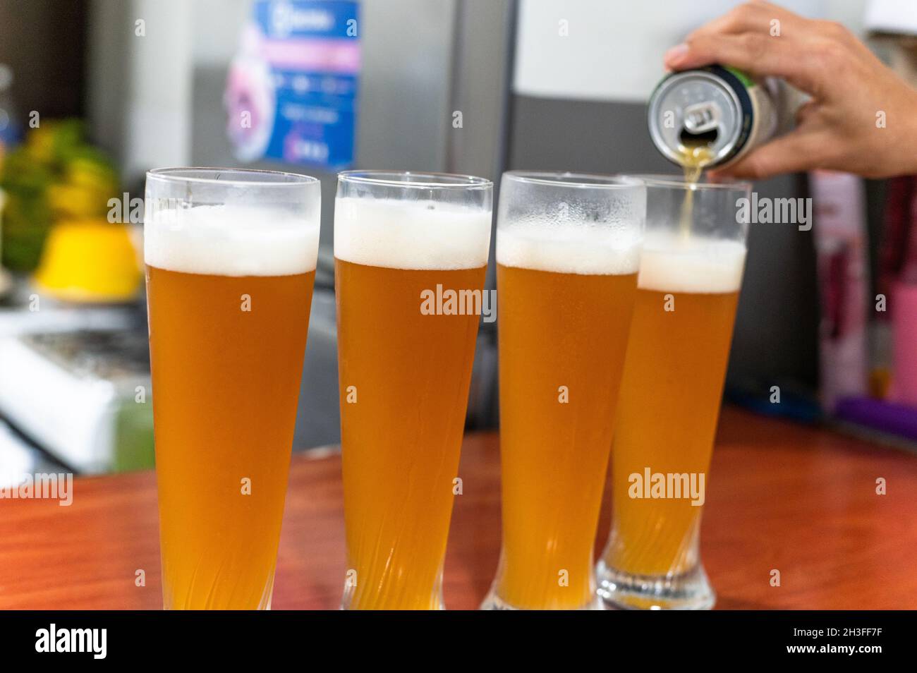 Beer pouring from can hi-res stock photography and images - Alamy