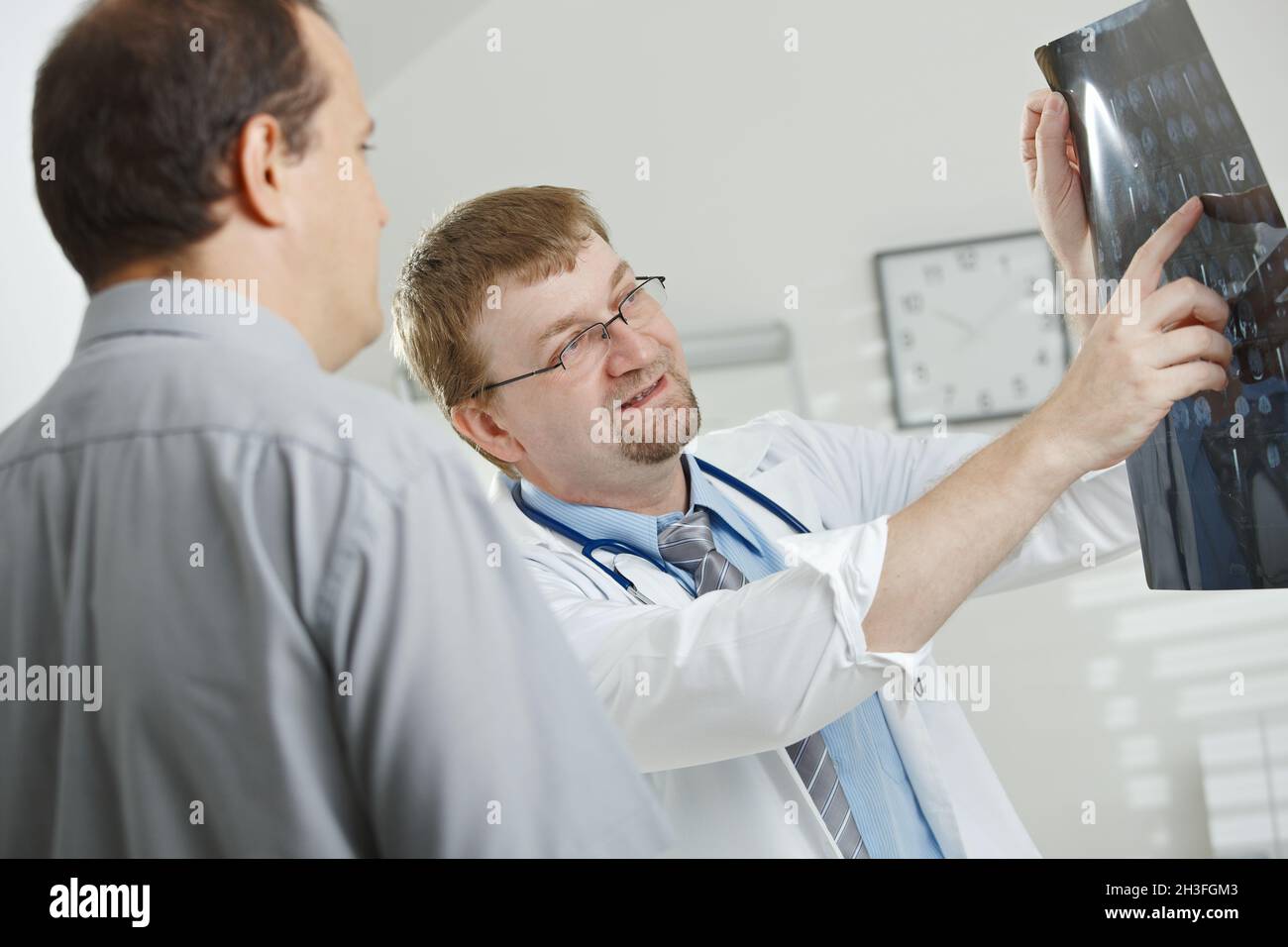 Doctor explaining to patient Stock Photo - Alamy