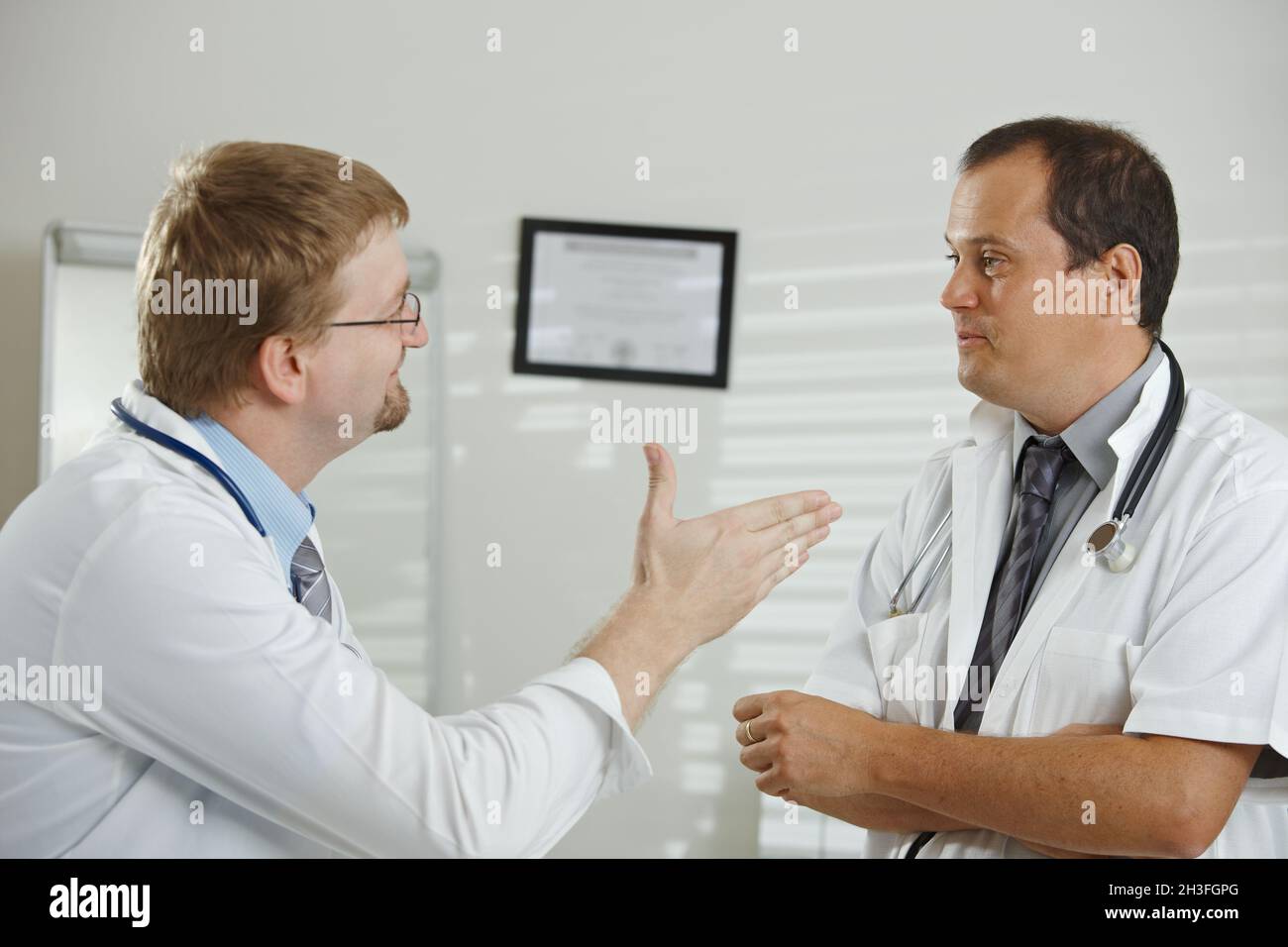 Doctors talking hi-res stock photography and images - Alamy