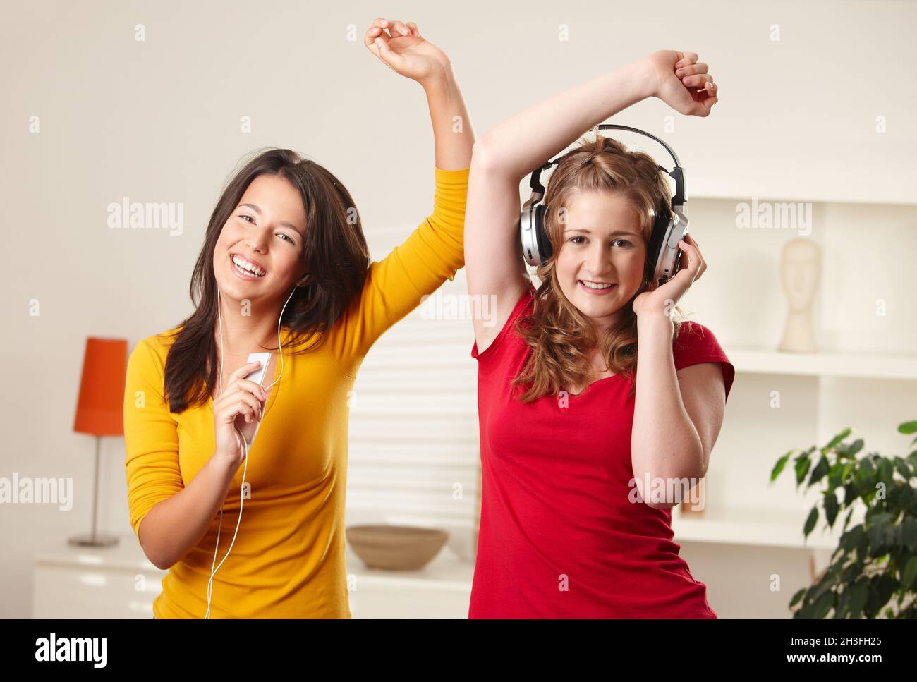 Teen girls listening to music Stock Photo - Alamy