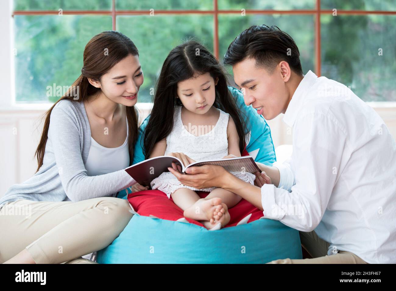 Women reading book child hi-res stock photography and images - Alamy