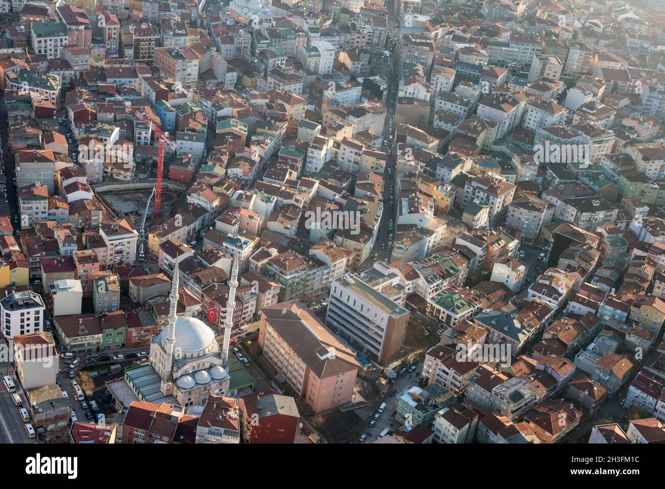 Urban sprawl in Istanbul, Turkey. Crown city Stock Photo - Alamy