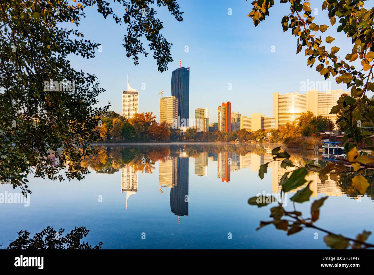 Wien, Vienna: oxbow lake Kaiserwasser, high-rise "Hochhaus Neue Donau ...
