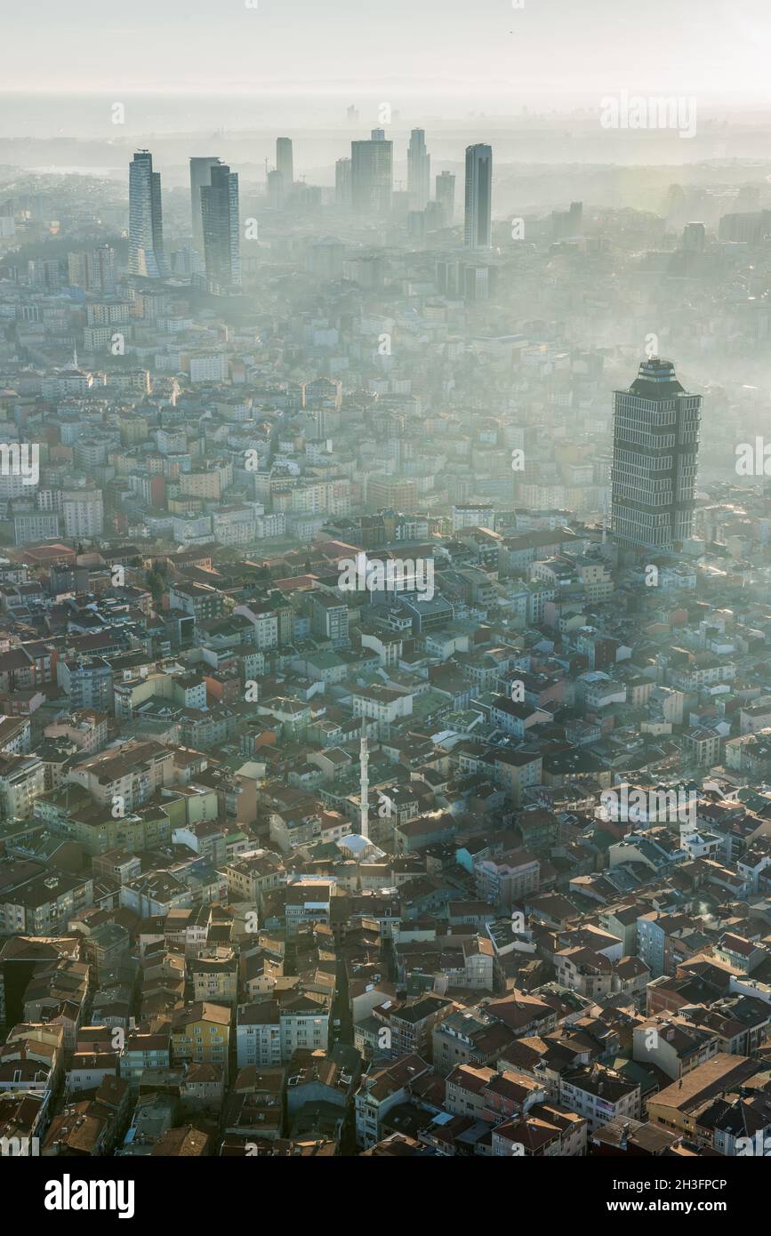 Urban sprawl in Istanbul, Turkey. Crown city Stock Photo - Alamy