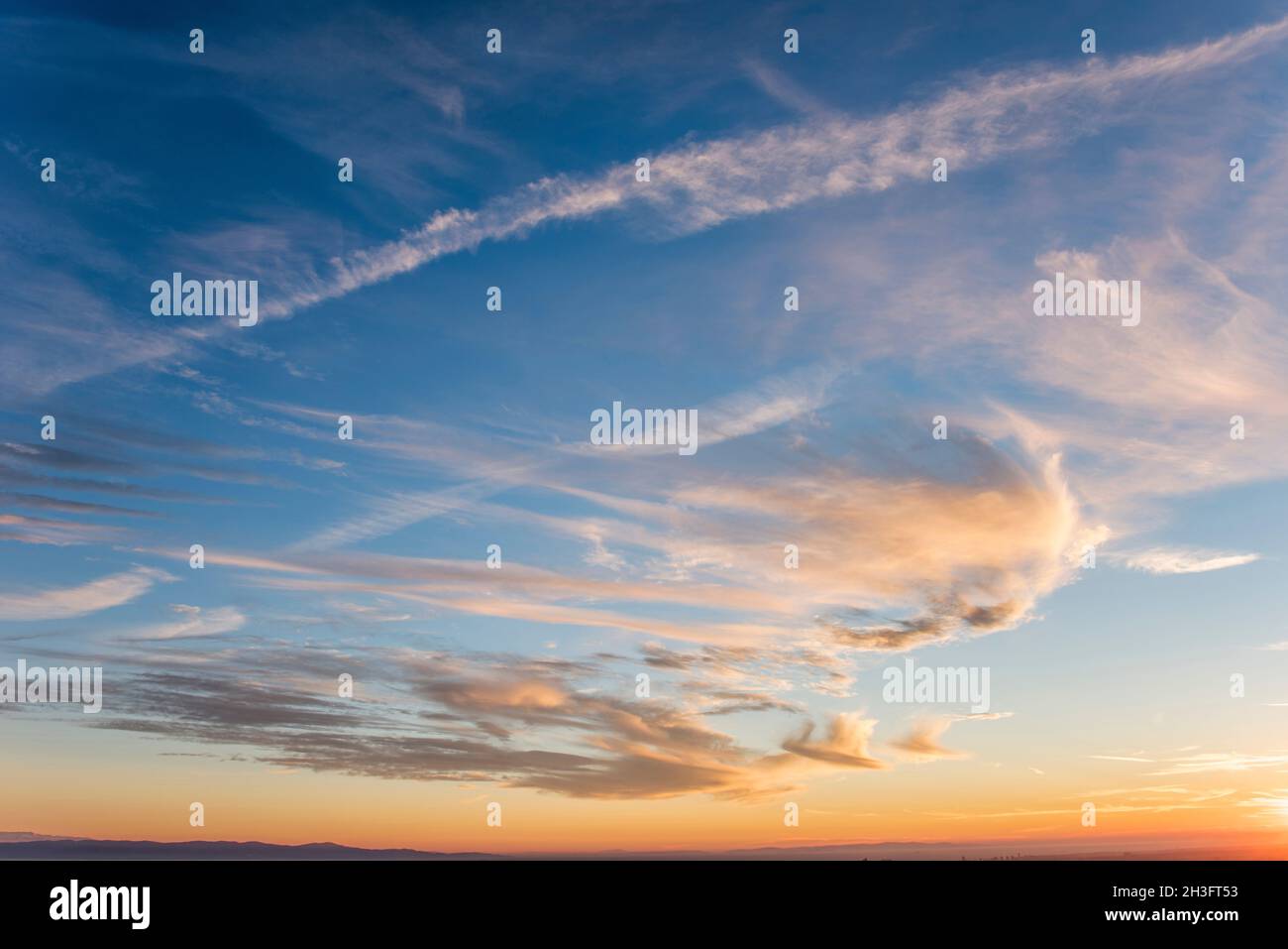 Sky with couldy hi-res stock photography and images - Alamy
