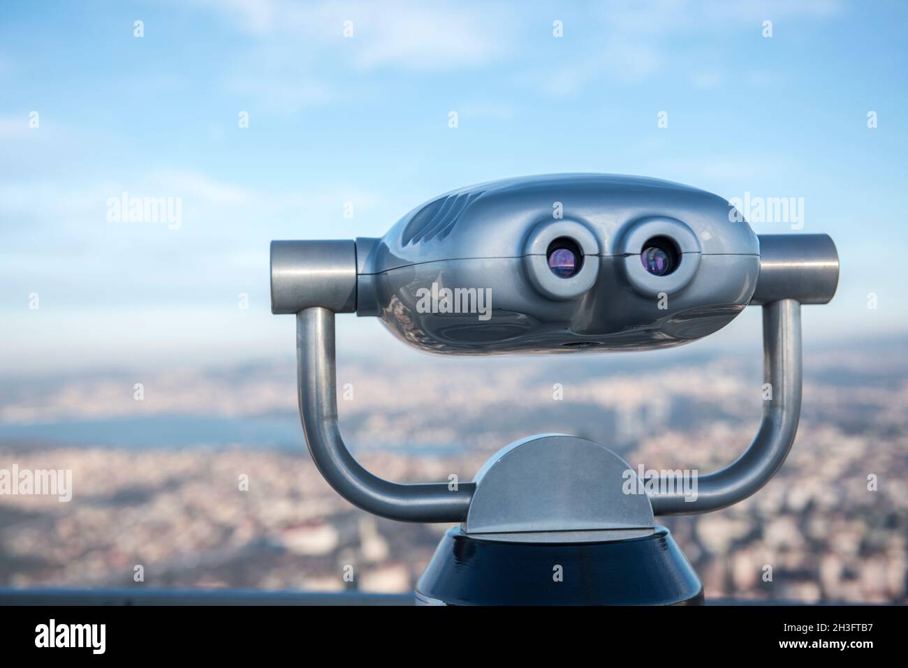 Look binoculars hi-res stock photography and images - Alamy