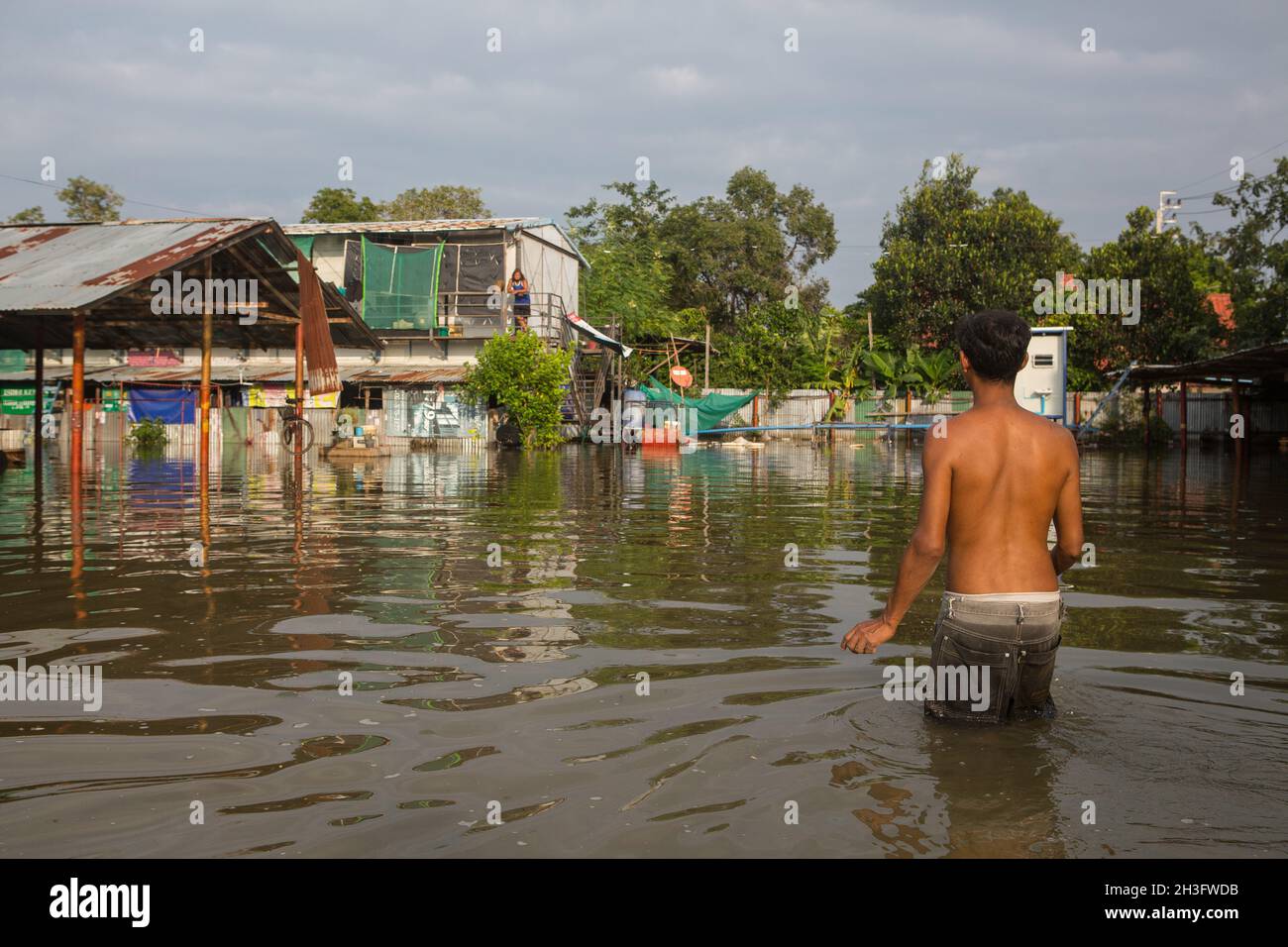 Construction workers are walking through the flood back to their ...