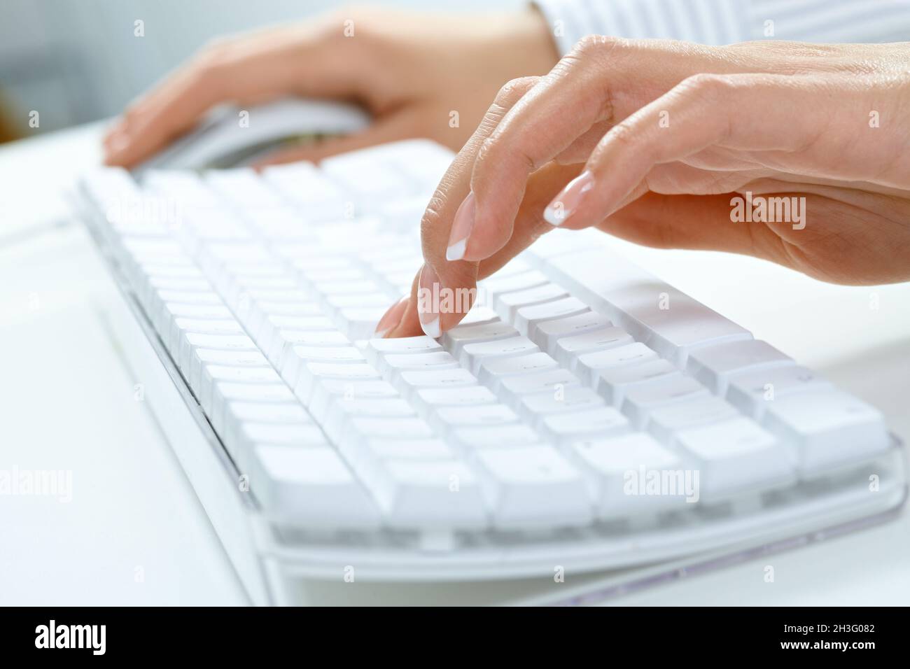 Female hand typing Stock Photo - Alamy