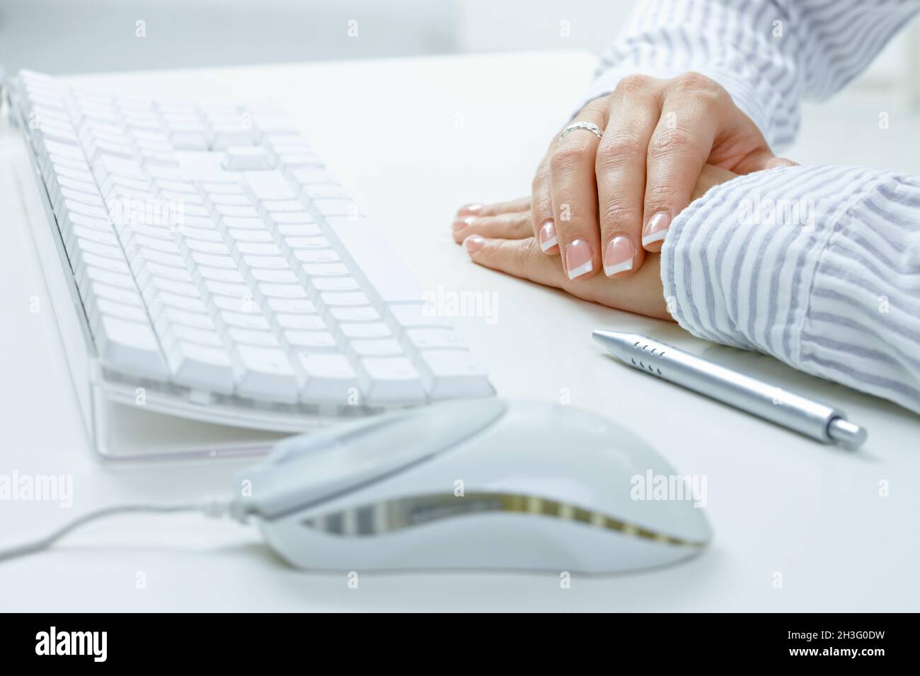 Female hands on desk Stock Photo - Alamy