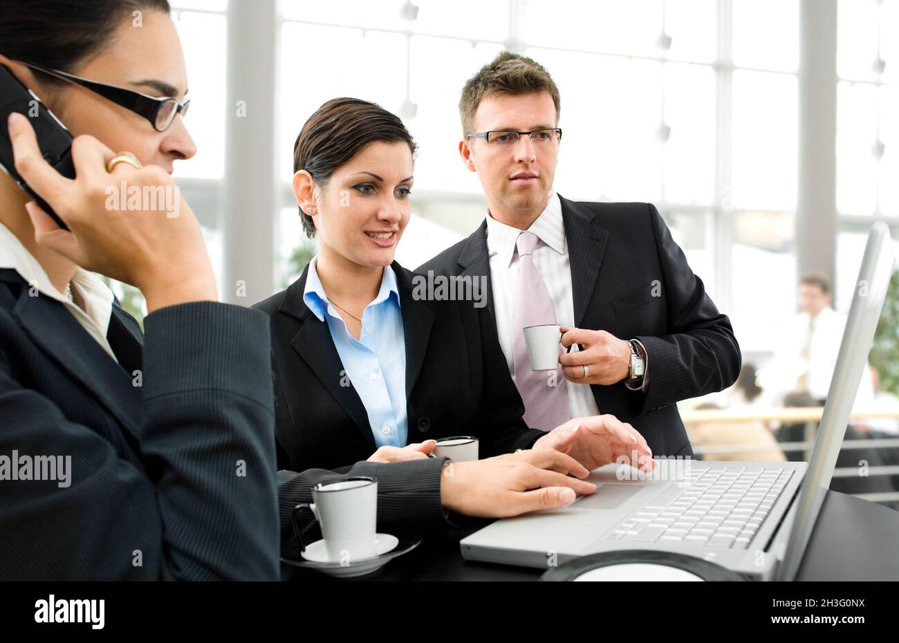 Laptop team building hi-res stock photography and images - Alamy