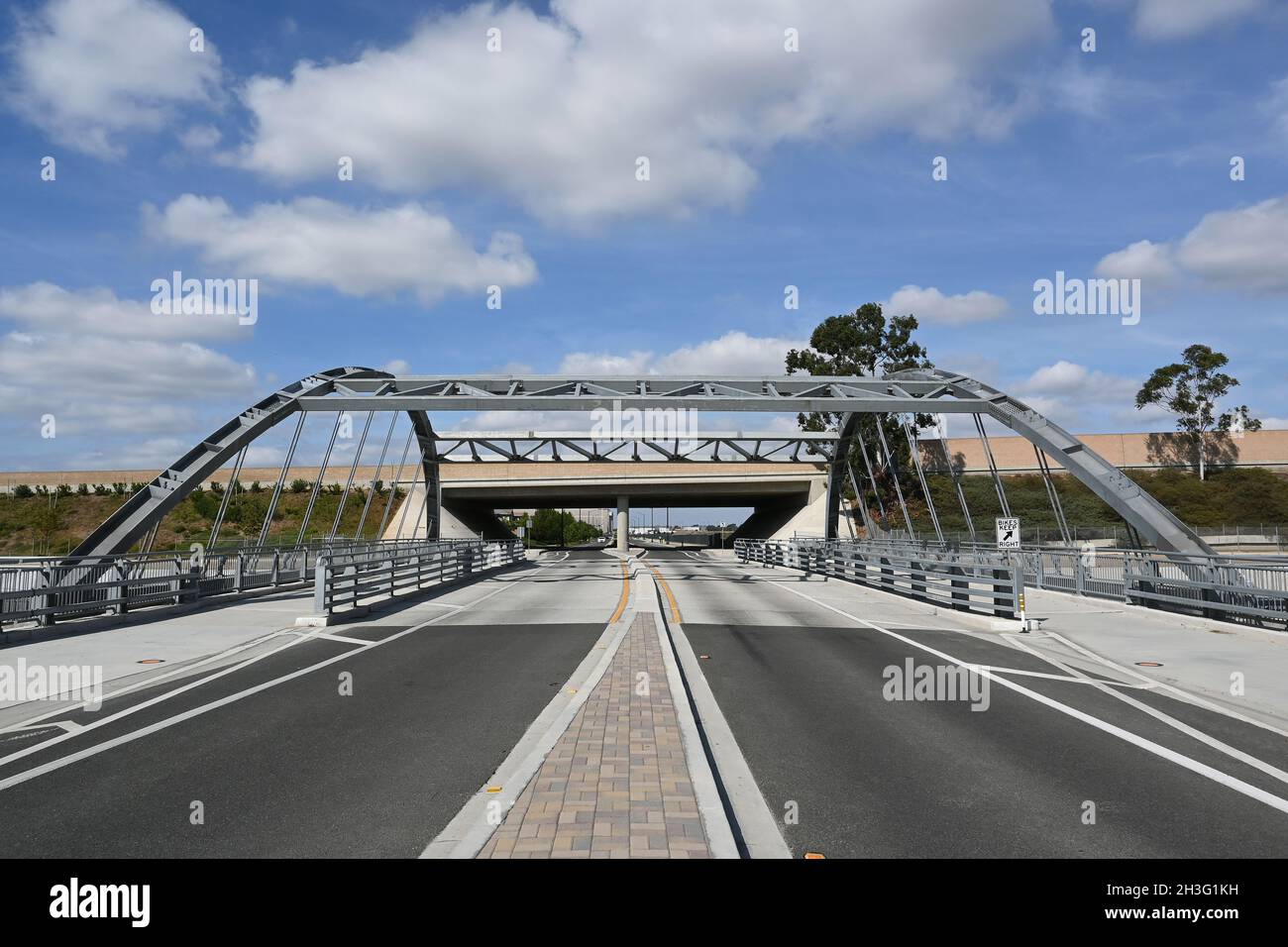 TUSTIN, CALIFORNIA - 24 OCT 2021: The Moffett Drive Bridge over the ...