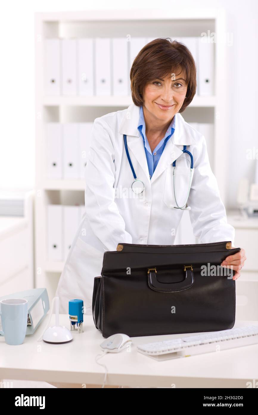 Female aid workers hi-res stock photography and images - Alamy