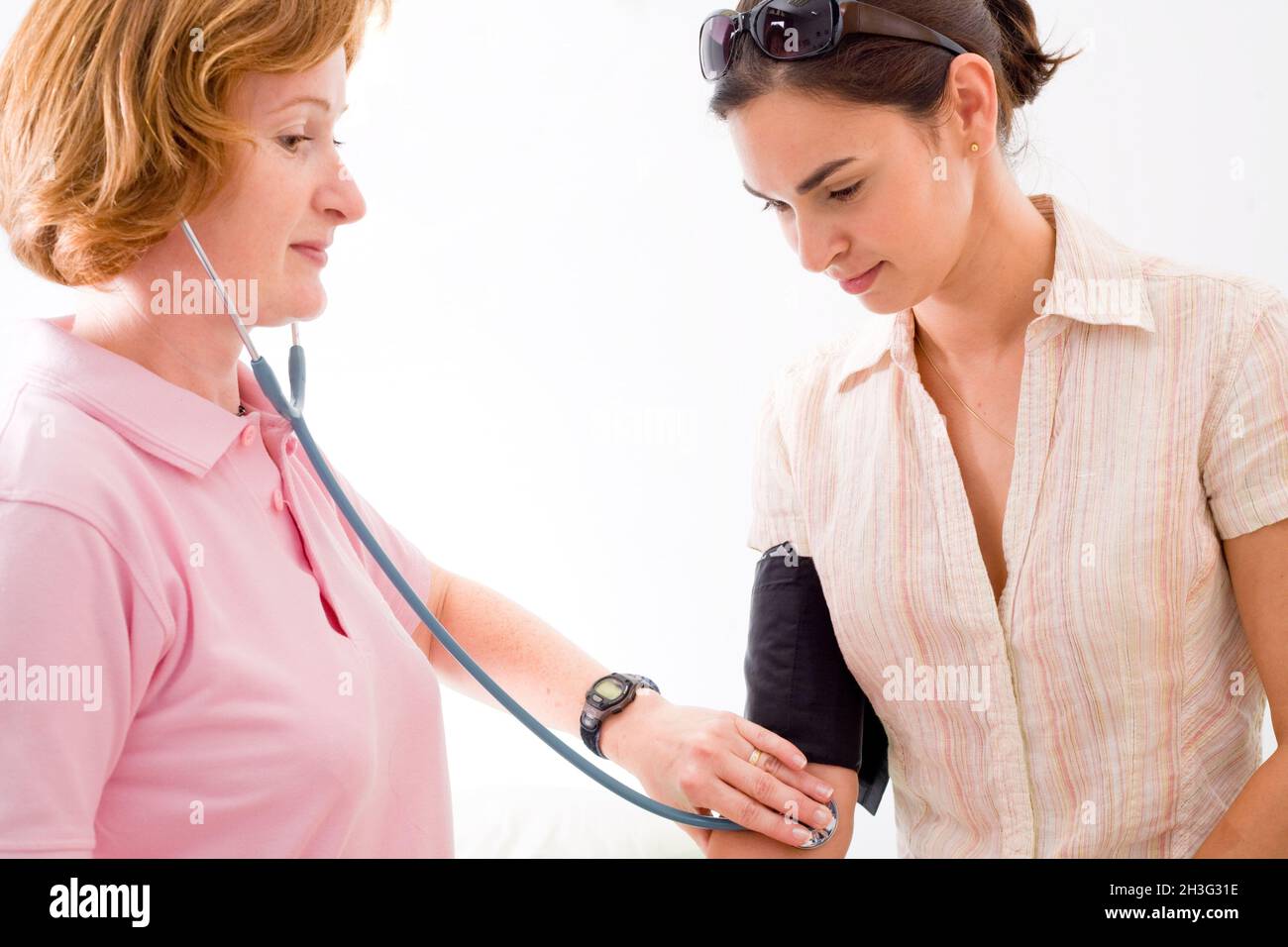 Measuring systolic blood pressure nurse hi-res stock photography and ...