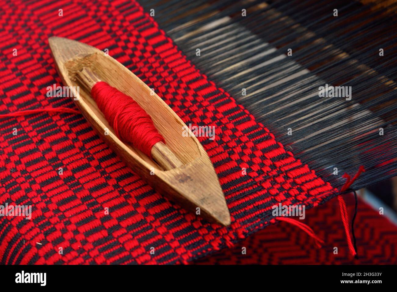 Weaving hand loom hi-res stock photography and images - Alamy