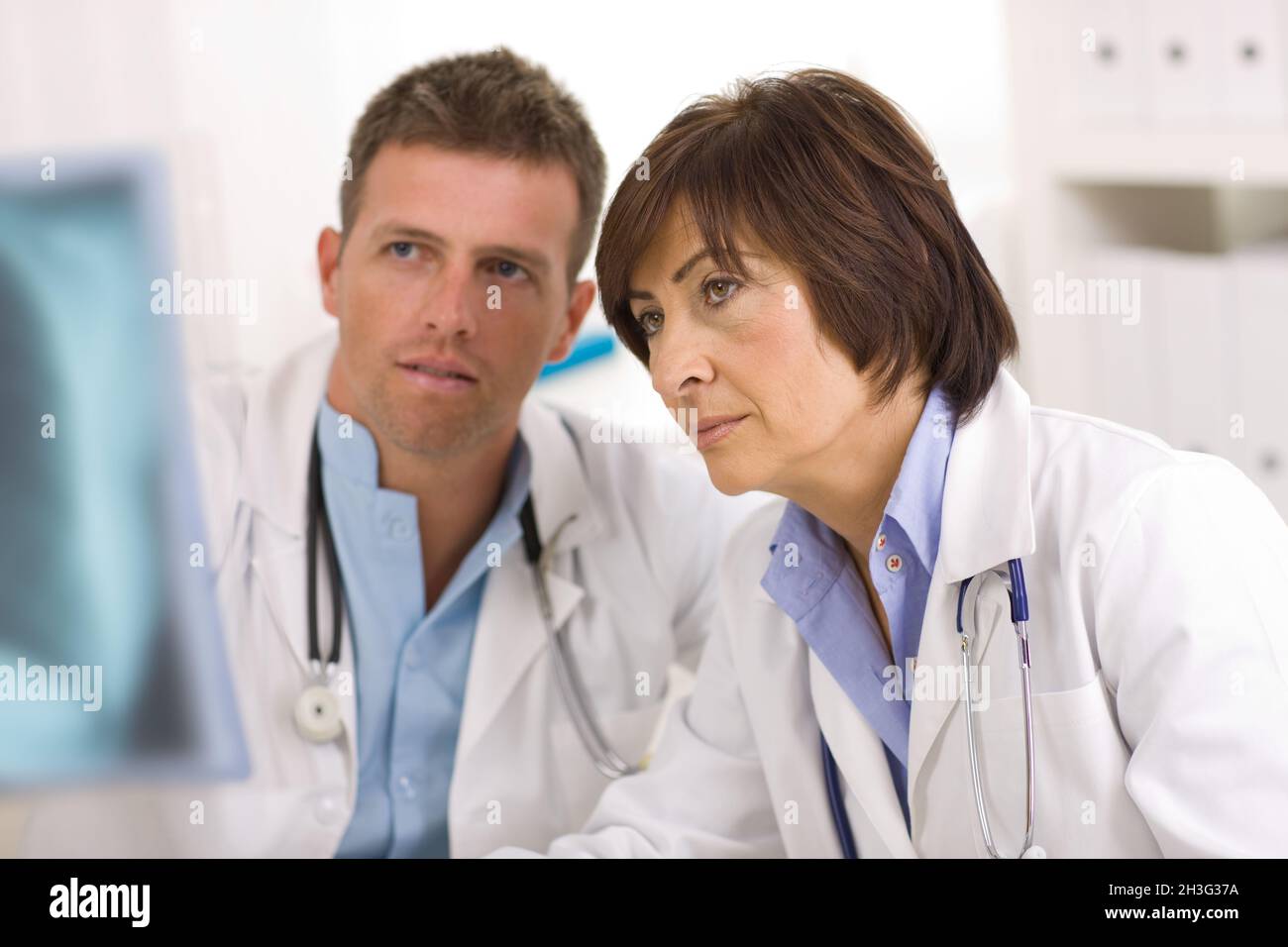 Doctors looking at x-ray image Stock Photo - Alamy