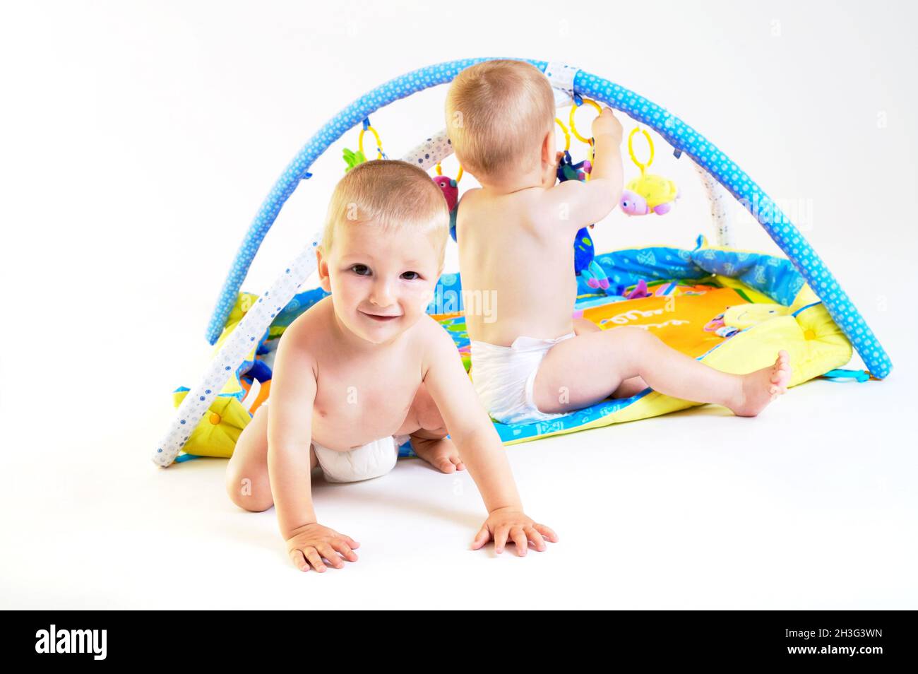 Baby twins playing Stock Photo - Alamy