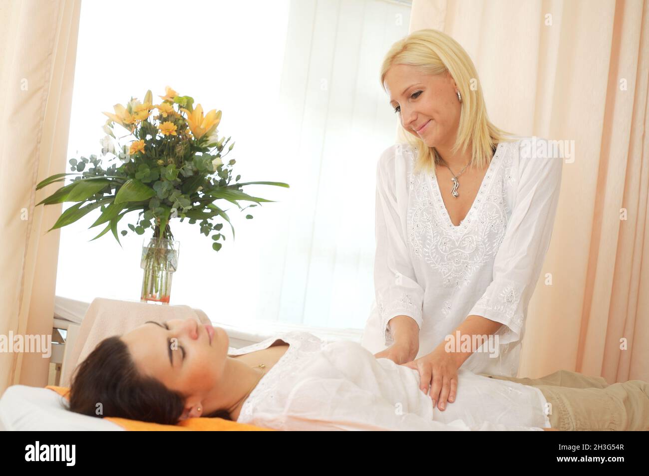 Massage in beauty salon Stock Photo - Alamy