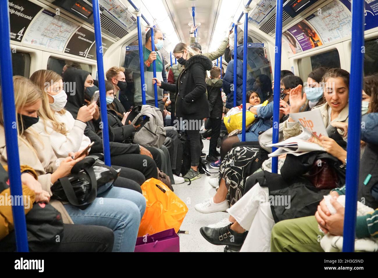 People without face coverings hi-res stock photography and images - Alamy