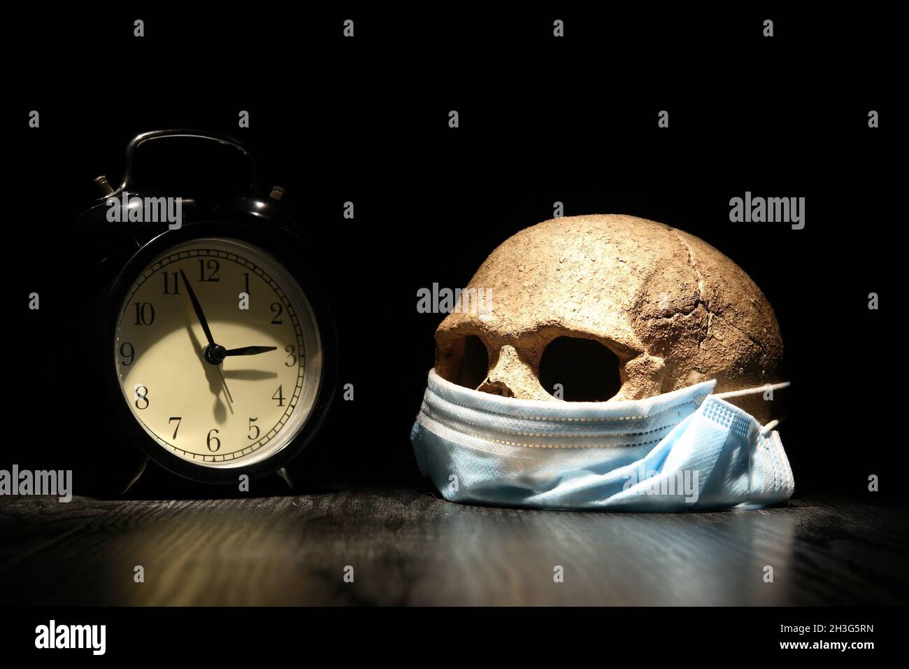 Human skull and clock hi-res stock photography and images - Alamy
