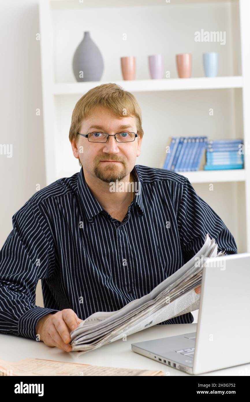 Man reading newspaper Stock Photo - Alamy