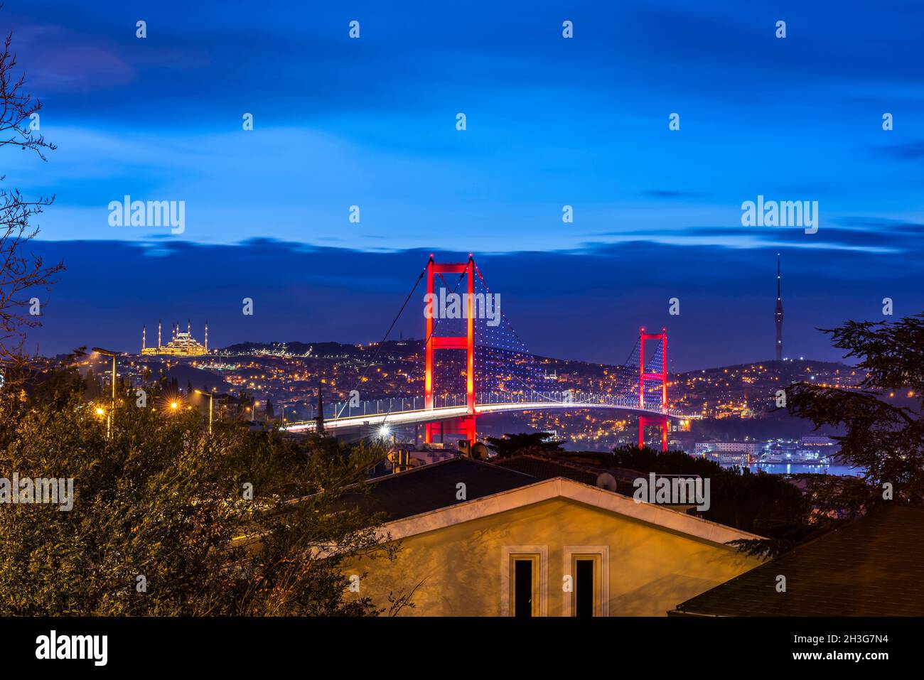 ISTANBUL, TURKEY. Beautiful Istanbul sunrise landscape with Istanbul ...