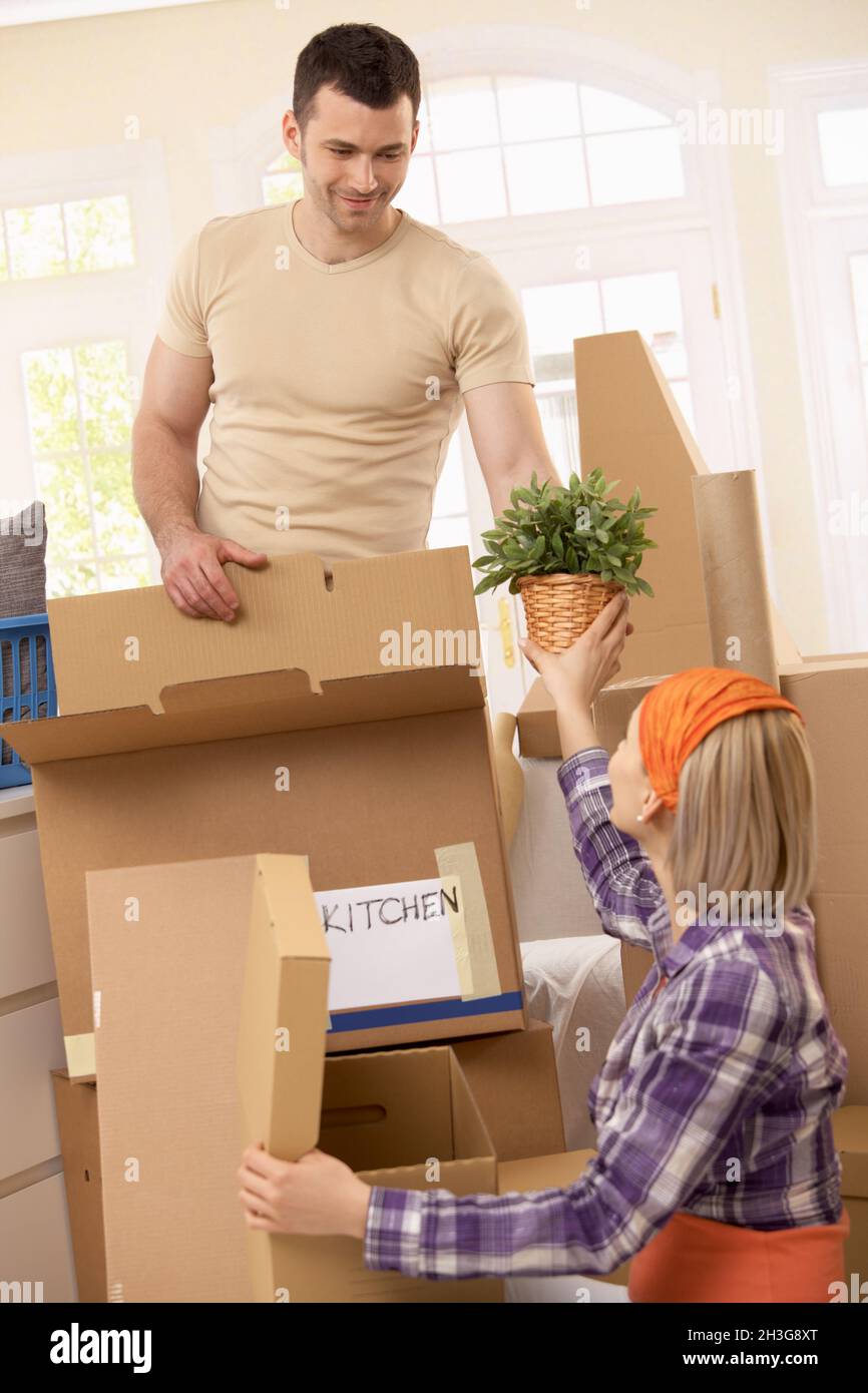 Couple packing to move Stock Photo - Alamy