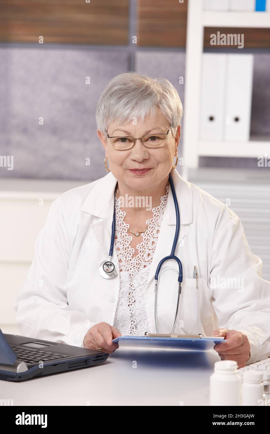 Doctor senior smock white hi-res stock photography and images - Alamy