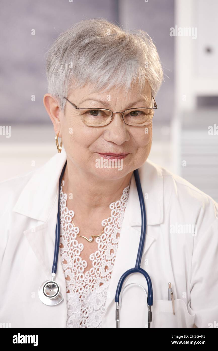 Doctor senior smock white hi-res stock photography and images - Alamy