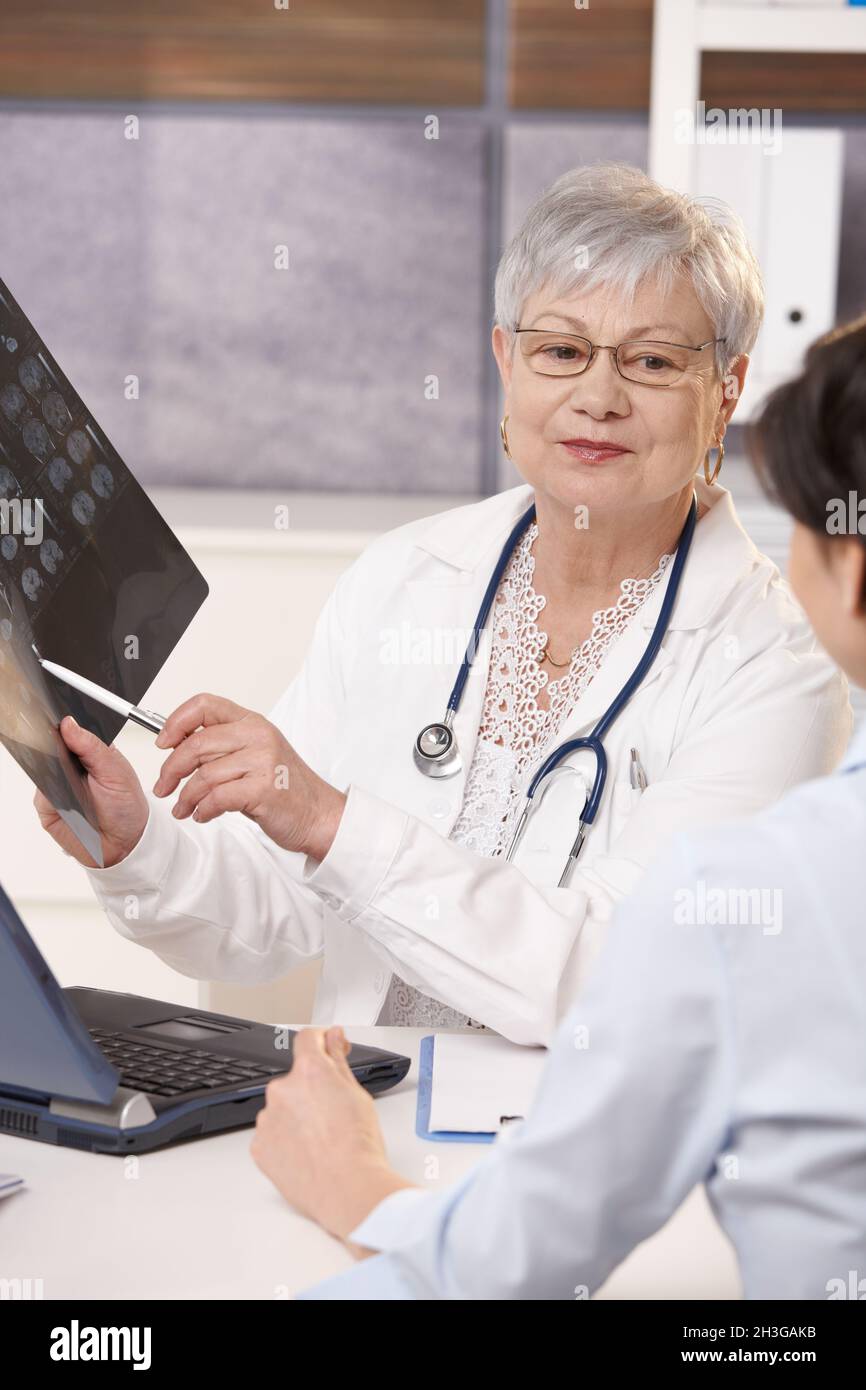 Doctor patient discussing good ray hi-res stock photography and images ...
